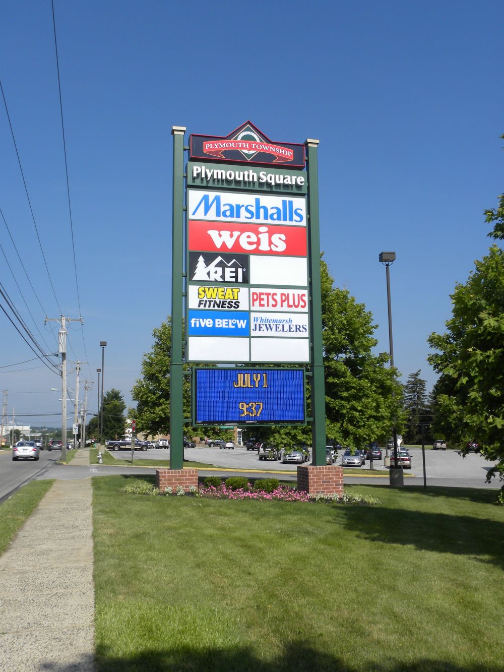 Multi-Tenant Pylon & Shopping Center Signs | Forman Signs